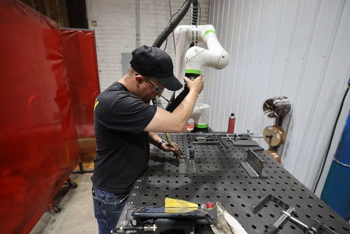 The Innovative Use of Cobots in the Manufacturing Industry - Eagle Crusher