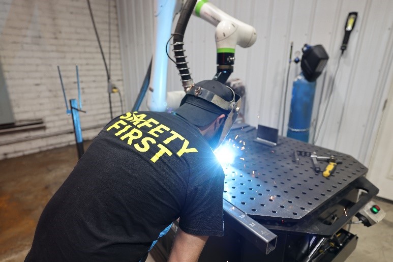 The Innovative Use of Cobots in the Manufacturing Industry - Eagle Crusher